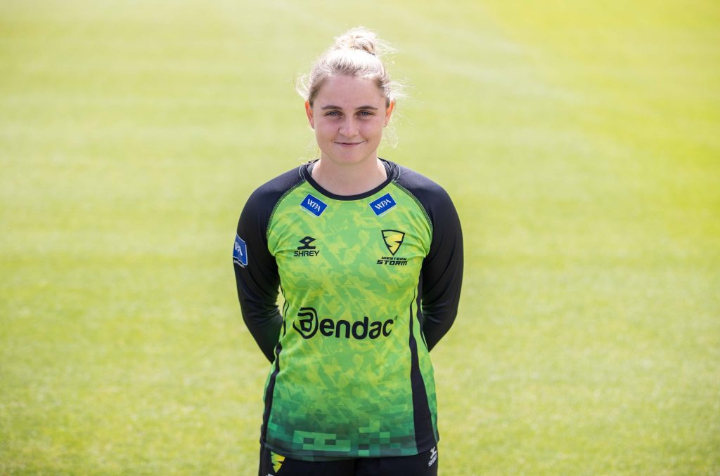 Niamh signs first pro contract - Somerset